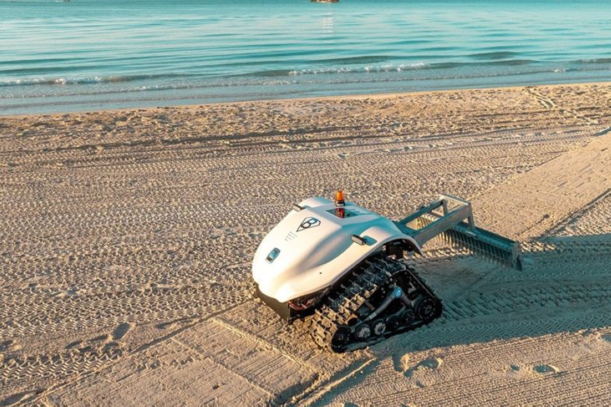 The Red Sea has a new permanent resident - a beach cleaning robot | LIST